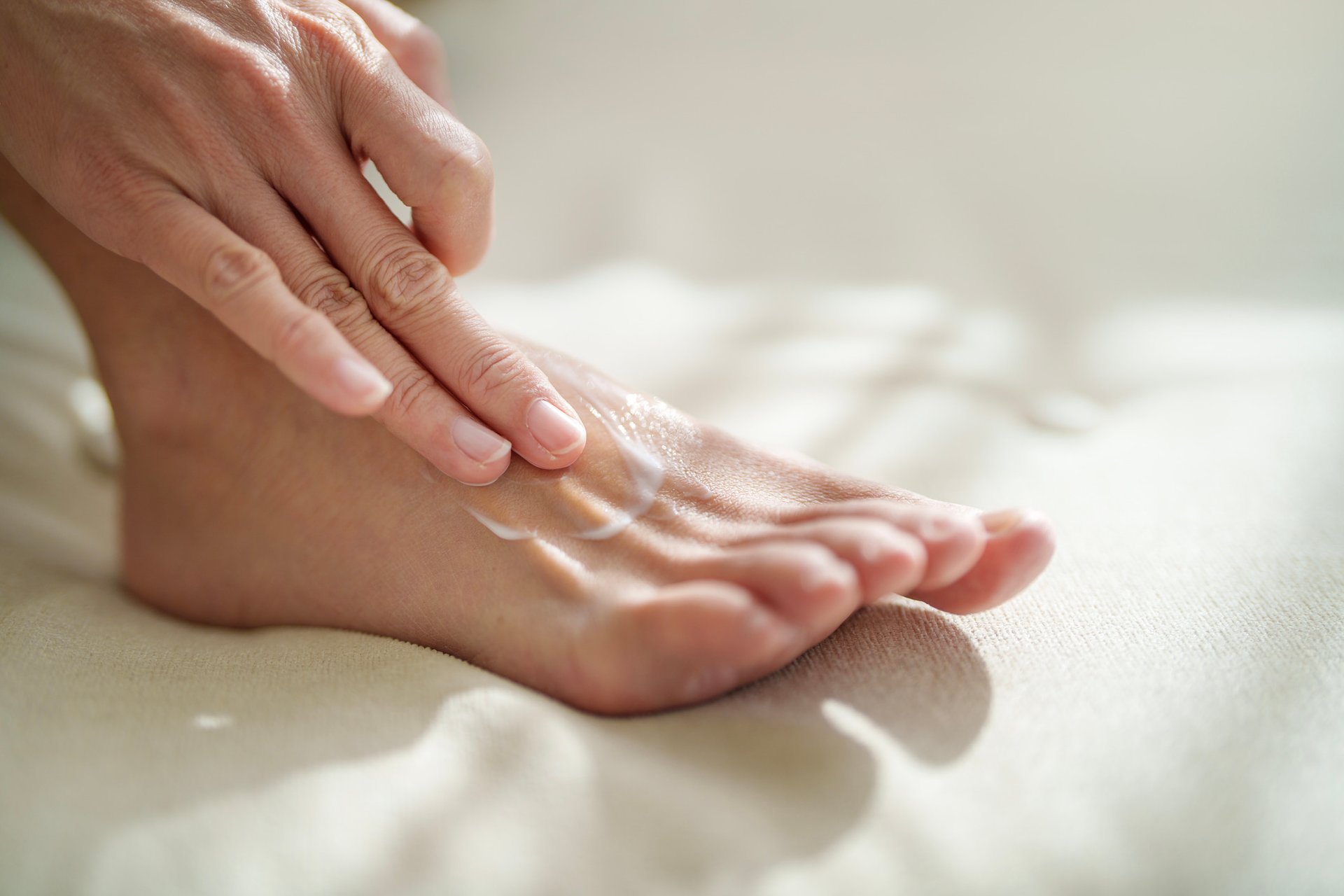 Was hilft wirklich bei Ausschlag am Fuß? | La Roche Posay